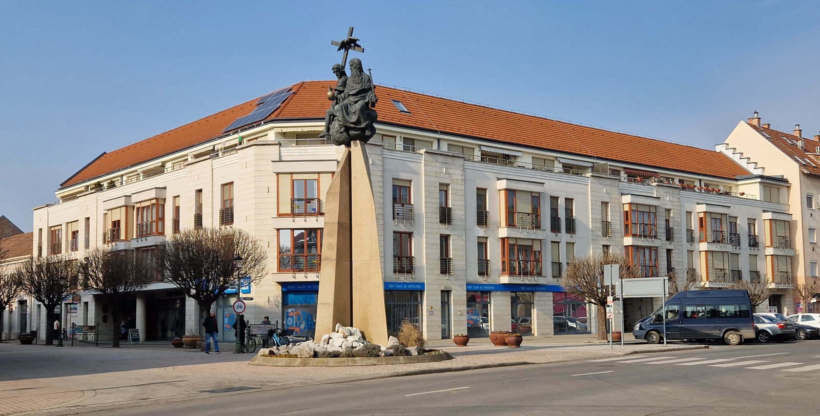 "Gödör" beépítése - Mohács, Szentháromság u. 1-3., 2005 - Art Pécs Építész